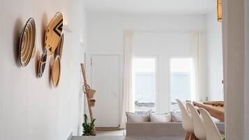 Villa Deluxe, 3 quartos, vista para a piscina, junto à praia | Sala de estar | Smart TV de 42 de polegadas com canais digitais, televisor, Netflix