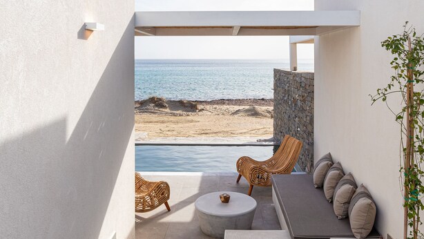 Um pátio moderno ao ar livre com vista para a praia e oceano.
