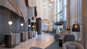 Um lobby moderno com balcões de recepção, áreas de estar e um design amplo.