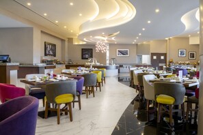 Servem pequenos-almoços, almoços, jantares e brunches (fins de semana)