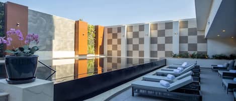 Piscina externa, funciona das 8h às 20h, guarda-sóis, espreguiçadeiras