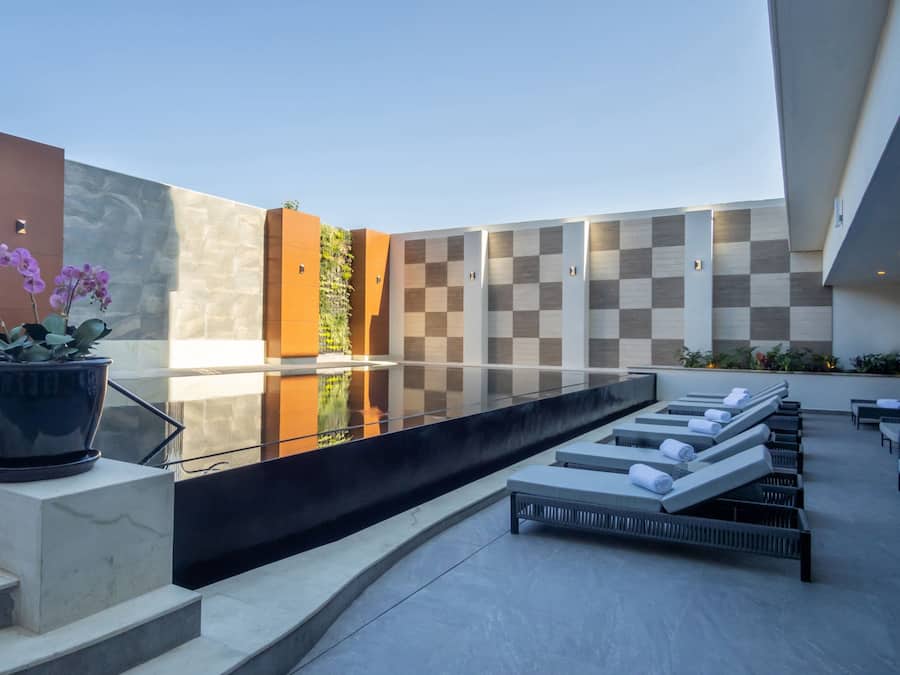 Piscina exterior, da(s) 8:00 à(s) 20:00, guarda-sóis, espreguiçadeiras