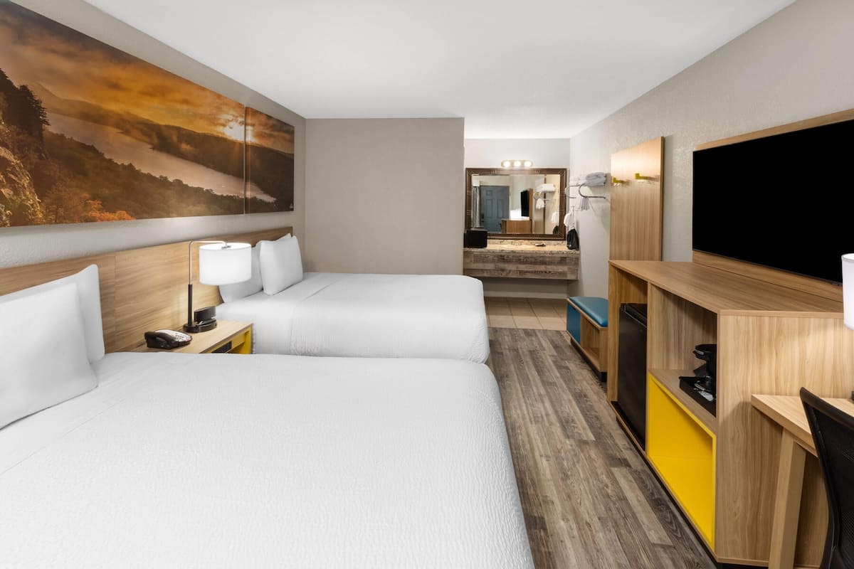 Quarto, 2 camas Queen, para não fumantes (Pet-friendly) | Cofres nos quartos, individualmente decorados