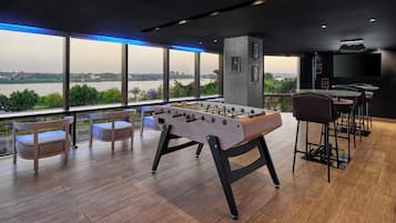 Este bar com transmissão de jogos em direto