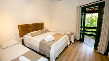 Quarto Quádruplo Superior | Minibar, Wi-fi grátis, roupa de cama fornecida