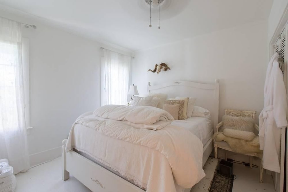 Dreamy White Venice House With Airy Whimsical Charm - Los Angeles, CA