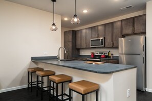 Um micro-ondas, um forno