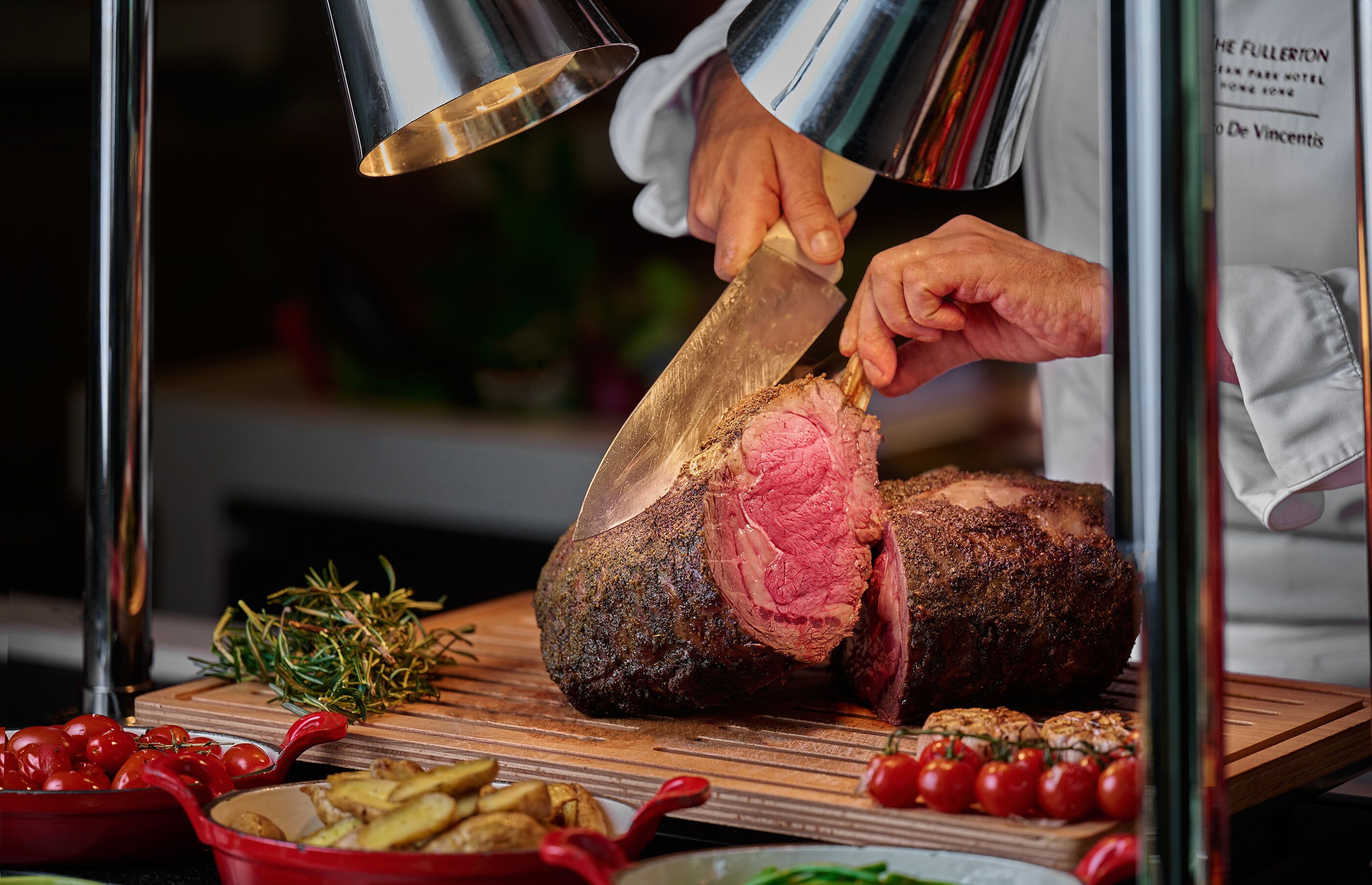 Um chef fatiando um grande corte de carne assada com uma faca de trinchar.
