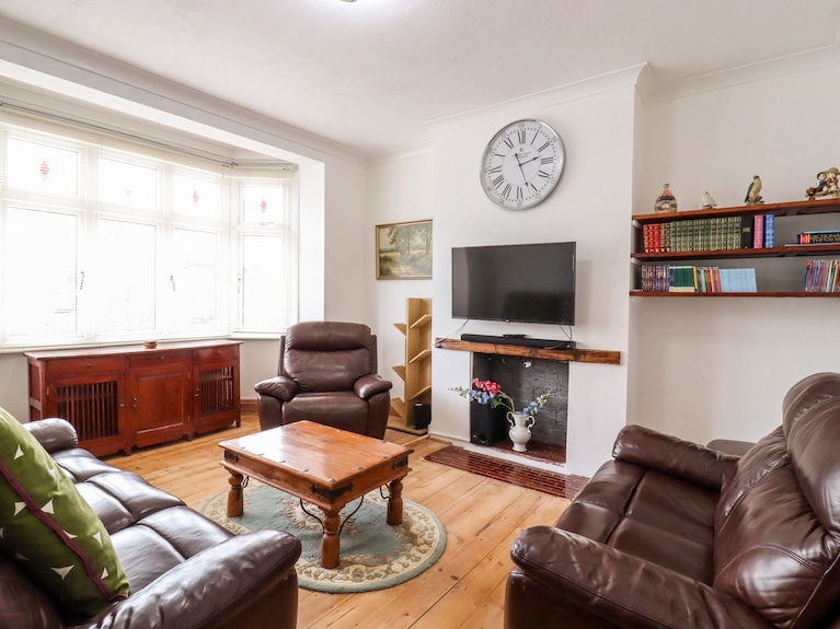 Ninety Eight, Family Friendly, With A Garden In Southend-on-sea - Southend-on-Sea