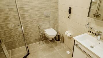 Quarto Duplo Standard | Casa de banho | Um polibã, artigos de higiene pessoal grátis, um secador de cabelo