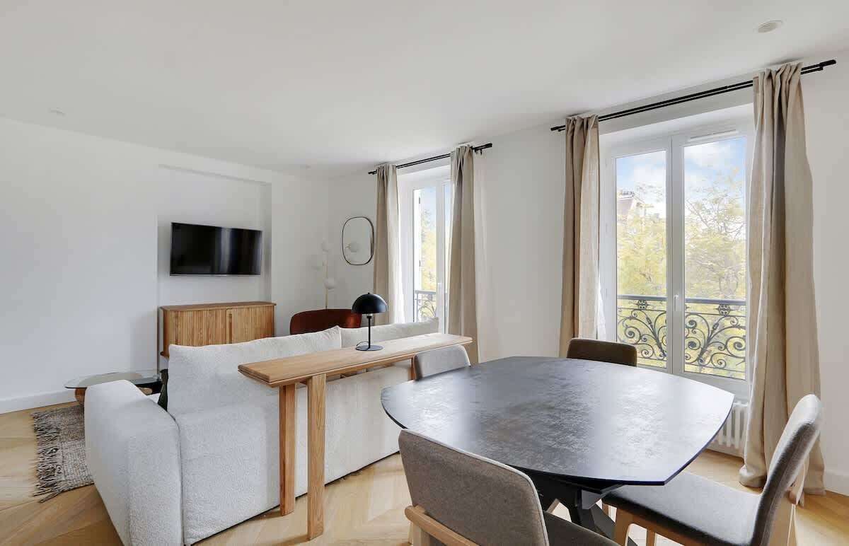 A Superb 2br/2ba Giving On Place Du Tertre - Paris