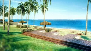 Um deck de madeira que leva a uma praia com palmeiras e guarda-sóis de palha.