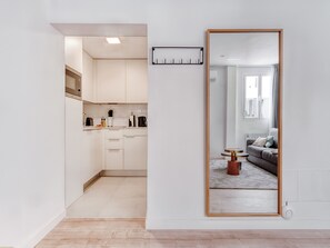 Apartamento, 1 quarto, varanda | Cozinha privada | Um frigorífico, uma placa de cozinha, uma cafeteira/bule 