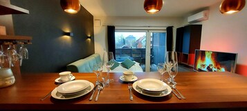 Apartamento empresarial | Cofres nos quartos, ferros/tábuas de passar roupa, Wi-Fi de cortesia