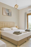 Quarto Triplo Familiar, 1 quarto, não fumadores, vista para a montanha | Lençóis de algodão egípcio, roupa de alta qualidade, edredões de penas 