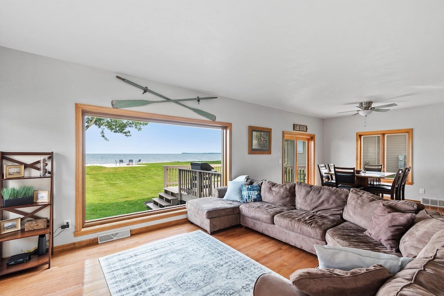 Waterfront Retreat- 15 Minutes From Lambeau Field, Easy Access To Door County! - Green Bay, WI