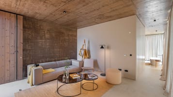 Casa das Pedras Suite | Sala de estar | Smart TV de 45 de polegadas com canais por cabo, iPad, Netflix