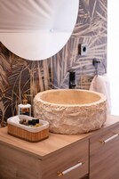 Quarto Royal, 1 quarto, vista para o mar, junto ao jardim | Casa de banho | Um polibã, um chuveiro fixo, um secador de cabelo, roupões 