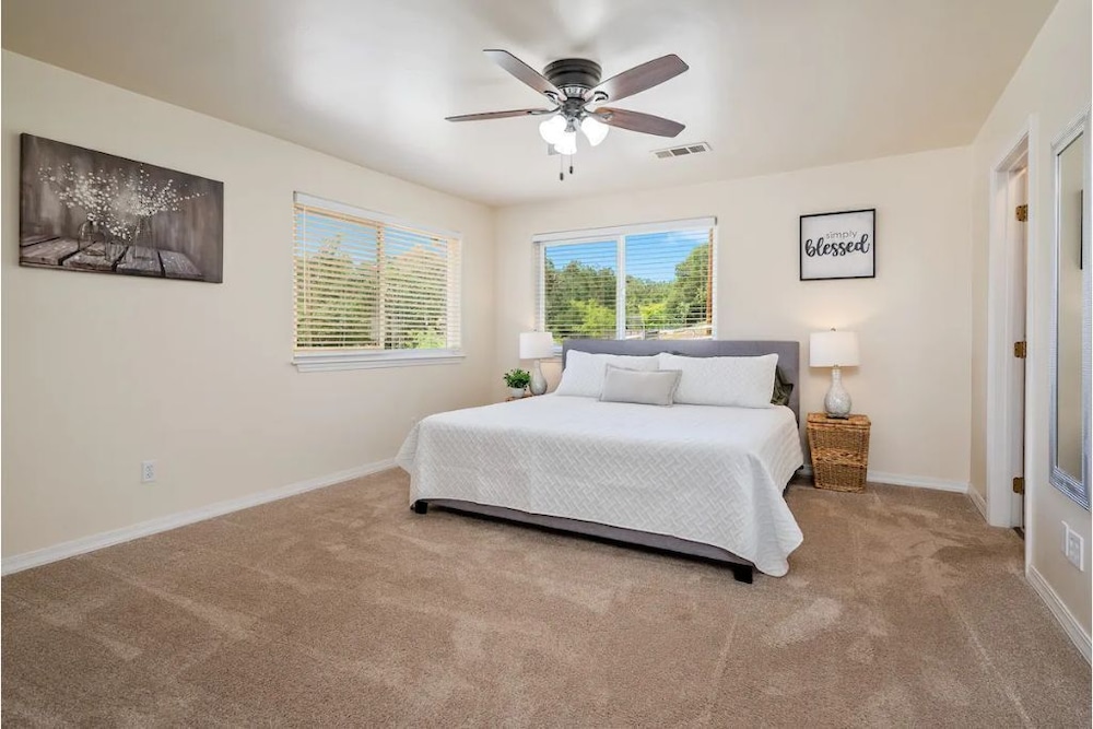 Hilltop Oasis W/4 Roomy Bedrooms & Striking Views - Santa Margarita, CA