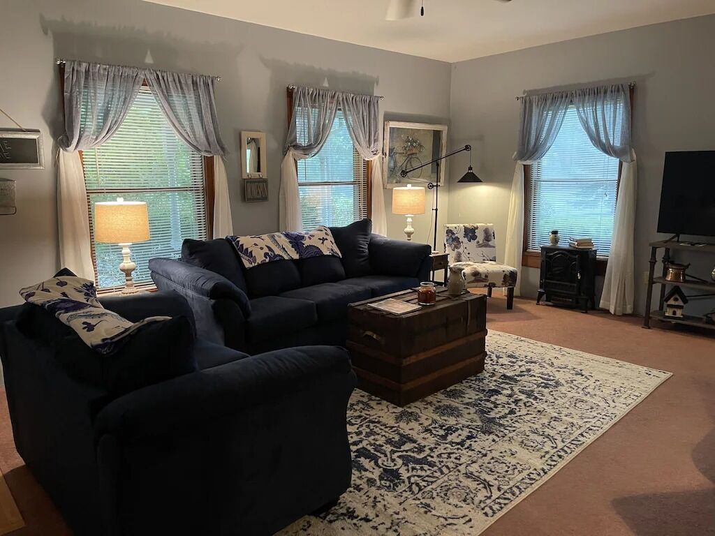 The Farmhouse-seneca/keuka-hottub-winetrail-1850s Farmhouse, Classic Red Barn-big Rooms-pets Ok - Finger Lakes, NY