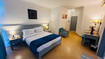 Minibar, cofre no quarto, cortinas/cortinados opacos