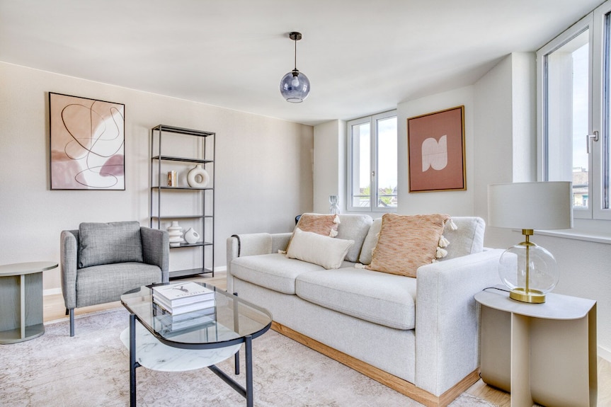 Sunny Weinegg 2.5 Room W/ Storage, 10 Mins To Seefeld, By Blueground - Zurich