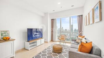 Apartamento, 2 quartos, Vista para a cidade | Sala de estar | Smart TV de 55 de polegadas com canais por cabo, televisor, Netflix