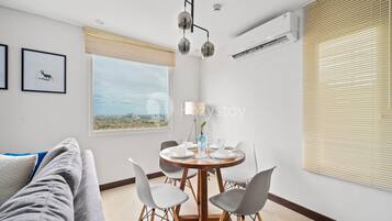 Apartamento, 2 quartos, Vista para a cidade | Sala de jantar