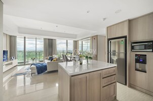 Apartamento, 3 quartos, Vista para a cidade | Cozinha privada | Um frigorífico, um micro-ondas, uma placa de cozinha