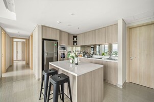 Apartamento, 3 quartos, Vista para a cidade | Cozinha privada | Um frigorífico, um micro-ondas, uma placa de cozinha