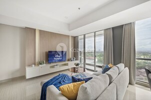 Apartamento, 3 quartos, Vista para a cidade | Sala de estar | Smart TV, Netflix, serviços de streaming