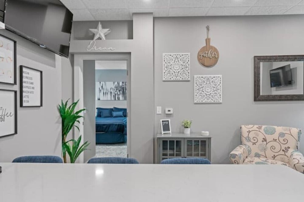 Modern Contemporary Apartment - 버펄로