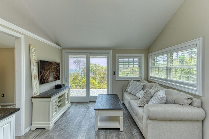 Waterfront Beach Cottage Overlooking Long Island Sound Baiting Hollow - Long Island, NY