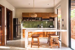 Apartamento Básico | Cozinha privada | Um frigorífico, um micro-ondas, uma torradeira