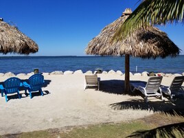 Praia particular, espreguiçadeiras 