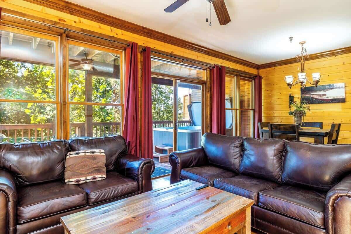 Serene Smoky Cabin, Sleeps 6・grill・hot Tub・deck - The Island in Pigeon Forge, Pigeon Forge