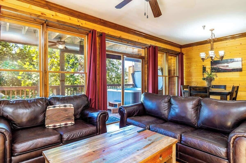 Serene Smoky Cabin, Sleeps 6・grill・hot Tub・deck - The Island in Pigeon Forge, Pigeon Forge