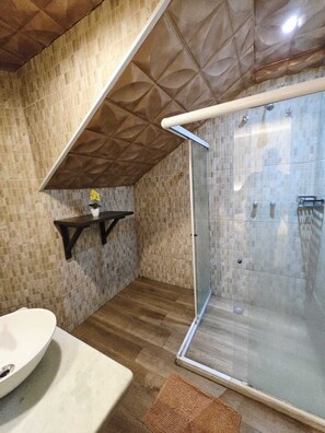 Quarto Familiar (6 adultos) | Casa de banho | Um polibã, artigos de higiene pessoal grátis, toalhas fornecidas, sabão 