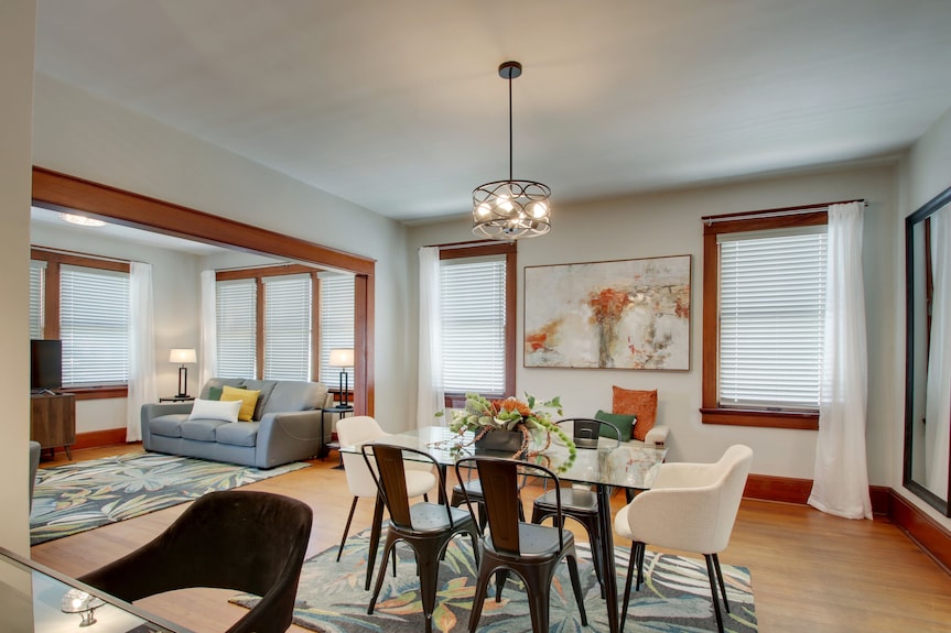 Cozy -Two Bedroom Home That Is Centrally Located And Beautifully Restored. - Illinois