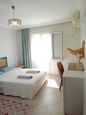 Quarto casal romântico | Frigobar, escrivaninha, espaço de trabalho para notebook