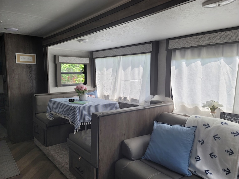 Rv Glamping In The Heart Of Downtown Eatonville With A Mountain View - Washington