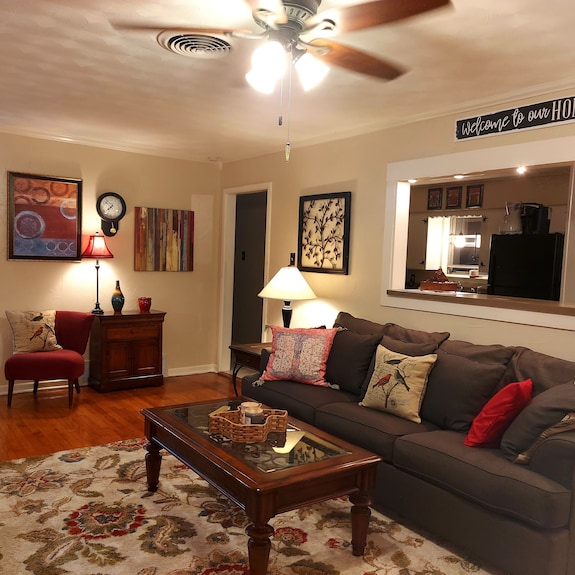 Cozy Cottage Style Home With She Shed, Walk To Coffee Cafe And Park - Waxahachie, TX