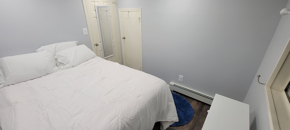 Cheerful 2-bedroom Apartment With Smart Home Tech. - Garden City, NY