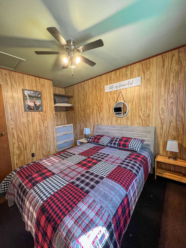 Ahmic Lake Resort's 2-bedroom Cottage With Hot Tub (Gray Wolf Cottage) - Ontario