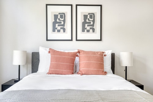 Sunny Menlo Park 1br W/ Lounge & W/d, Walk To Caltrain, By Blueground - Palo Alto, CA