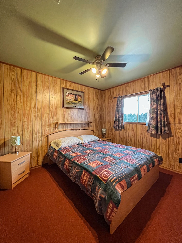 Ahmic Lake Resort's 3-bedroom Cottage (Red Fox Cottage) - Ontario