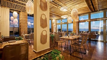Pequenos-almoços, almoços, jantares servidos, com vista para a praia