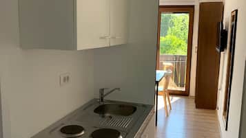 Suite (Guesthouse Family Bosnic - Suite Room) | Cozinha privada | Minifrigorífico, uma chaleira elétrica