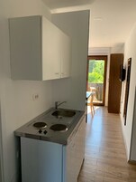 Suíte (Guesthouse Family Bosnic - Suite Room) | Cozinha privada | Frigobar, chaleira elétrica