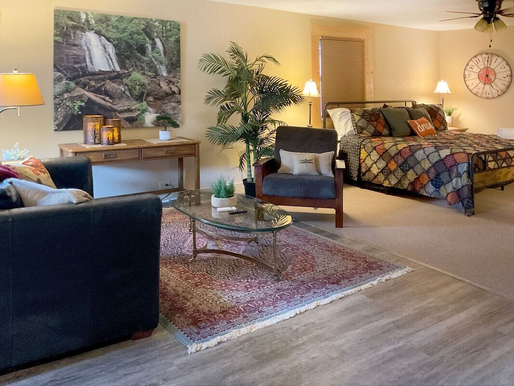 Studio On Main St In Helen | Walkable To Restaurants And Attractions - Helen, GA